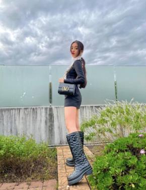 Koki, 夕暮れ背にした姿にネット騒然「足のサイズが巨大すぎる」 | StartHome