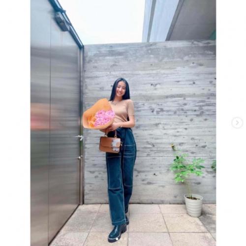 Koki,、花束抱えたデニム姿にネット騒然「加工が腰がよじれてるw」 | StartHome