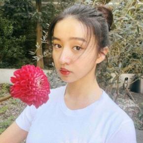 Koki,、ダリアを顔に近づけるショットが「モデルというよりインスタグラマー」 | StartHome