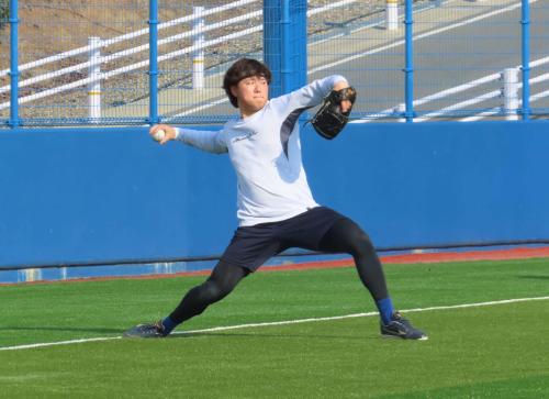 【DeNA】若松尚輝「チーム森原」自主トレ初参加「いろんな人からいいこと吸収」今季先発転向 | StartHome